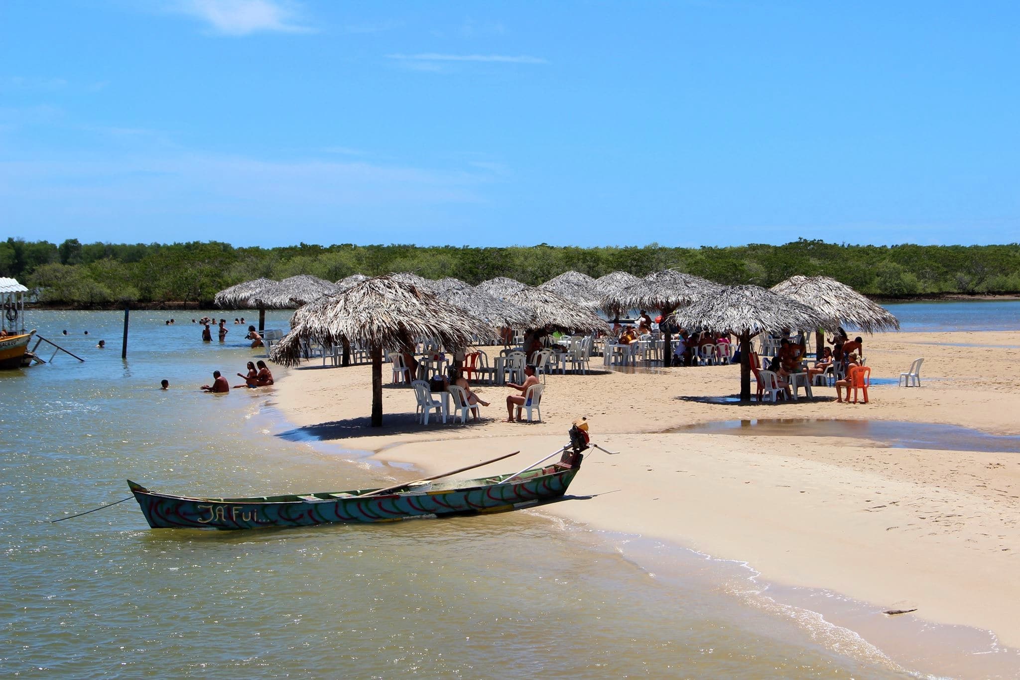 Ilha Croa do Goré é uma pequena ilha de areia branca em Aracajú - vídeo